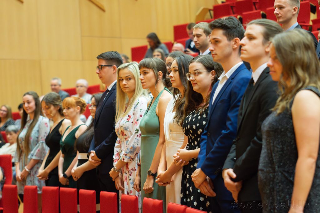 UJEP zve na slavnostní promoce 2025: Absolventi osmi fakult převezmou ...